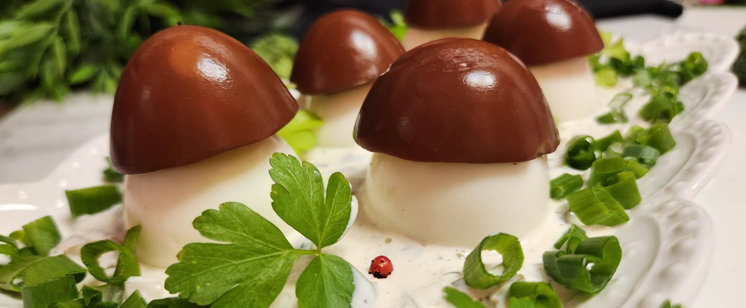 Grzybki z nadziewanych jajek w sosie tatarskim - wRodzinie.pl